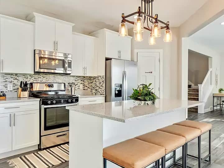 Spacious, Modern Home Near Everything - South Jordan, UT