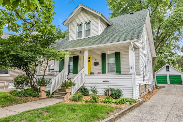 Eclectic Bungalow In The Heart Of Royal Oak - Royal Oak, MI