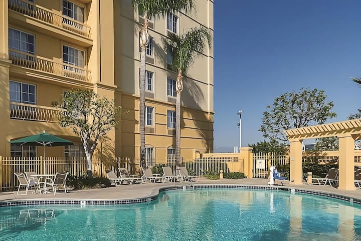 Vacation Starts Here! 3 Great Units Near Airport! - Rancho Cucamonga, CA