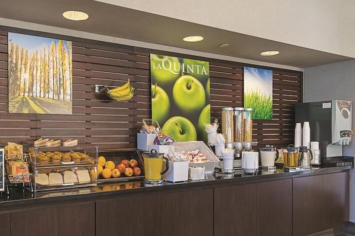 4 X 2 Double Beds At La Quinta Inn-ontario Airport - Rancho Cucamonga, CA