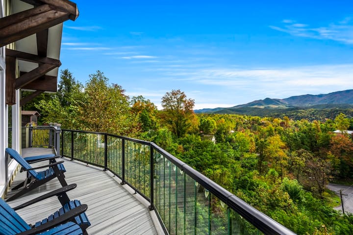 Luxury Family Cabin | Hot Tub, Game Room & Views - Gatlinburg, TN