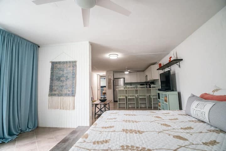 Beach & Country Beachfront Studio - Kalaeʻōʻio Beach Park