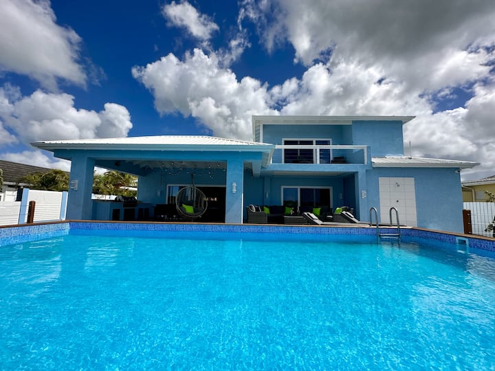 Spacious Waterfront Sanctuary - Antigua and Barbuda