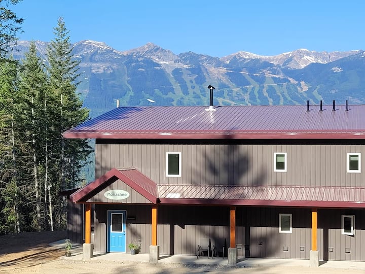 Stay Golden- Monashee House. Sleeps 10, Hot Tub - Golden