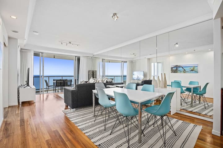 Chevron Renaissance Sky Home 3 Bdrm Central Beach - クイーンズランド