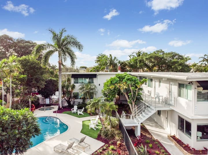 Stunning Poolside 1/1 W/ Balcony 805-4 - Fort Lauderdale, FL