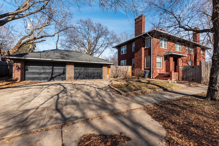2 Bed 1 Bath Property In College Hill With Garage! - Wichita, KS