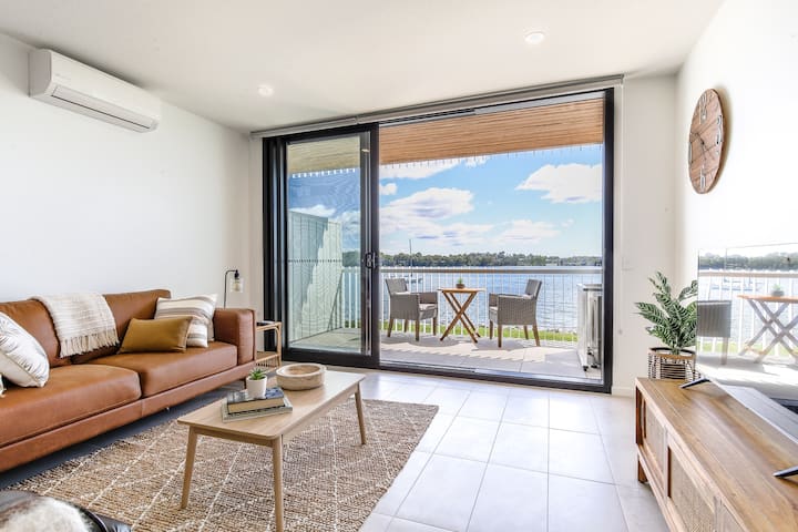 Elegant Bay Side 1-bed Apartment With Views - Batemans Bay