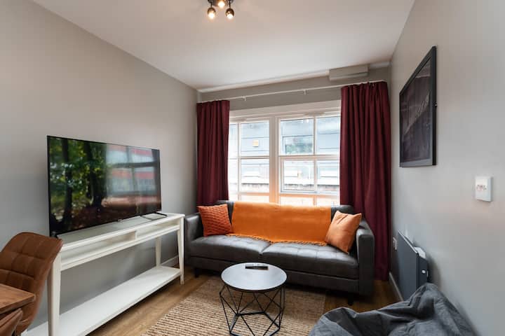 Chic & Fun 2 Bedroom Apartment - Manchester