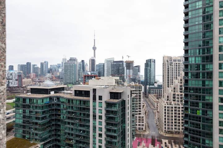 Chic 1br Condo: Lake/city Views + Free Parking! - Toronto