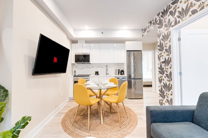 M11 | Mount-royal Suites: 2br + Sofa Bed - 310 - Laval