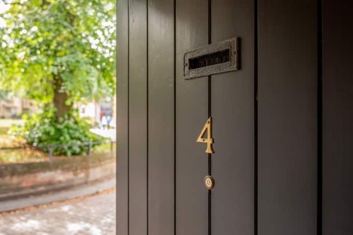 3 Bedroom Modern Luxury Cottage - Coventry