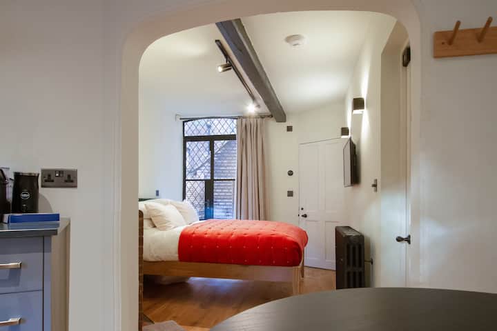 One Bedroom Modern Luxury Cottage - Coventry