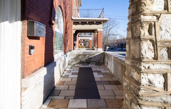 Elegant 6br/4ba Family Home W/ Garage / Abodebucks - Saint-Louis, MO