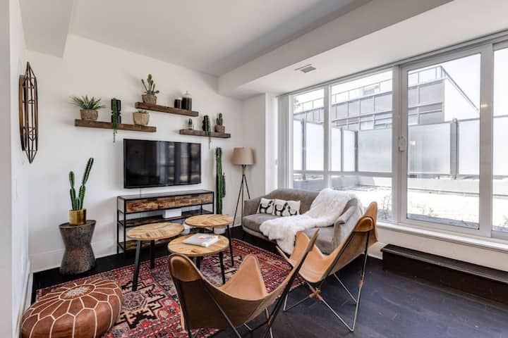 Cn Tower View W/ Huge Balcony At Central Location - Mississauga