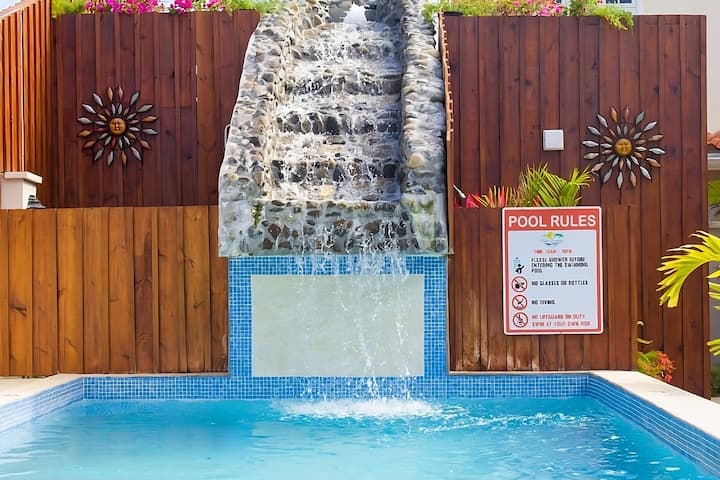 3 Comfortable Units W/ Kitchen, Outdoor Pool! - Sainte-Lucie