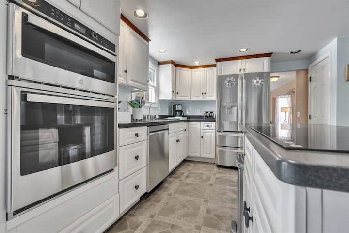 Pet Friendly 5-bedroom Coastal Retreat Sleeps 16 - Middle Beach, Kennebunk