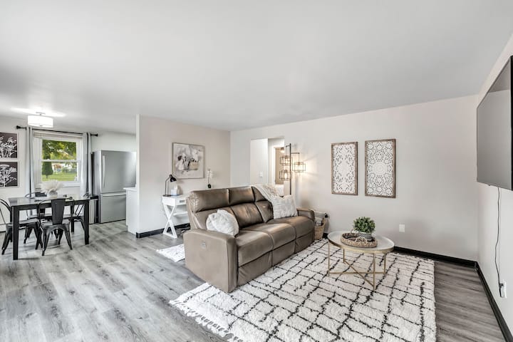 Newly Renovated, Boho-chic Suite - Green Bay