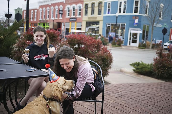 Downtown Bentonville Bungalow Fenced King Beds - Bentonville, AR