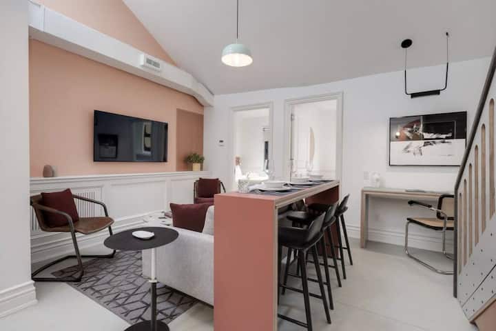 Chic Oasis Above A Resto On Trendy Queen West! - Torontó