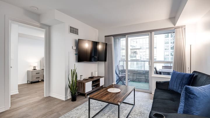 Urban Apt W/ Highspeed Wi-fi •Near Shopping Malls! - Toronto