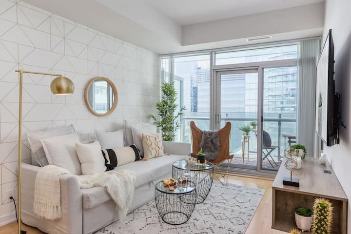 Cozy 1br+den Steps To Cn Tower With Balcony - Toronto