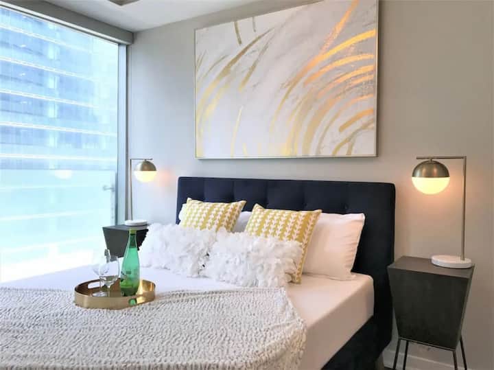 Downtown Condo With Juliette Balcony And Parking - Toronto