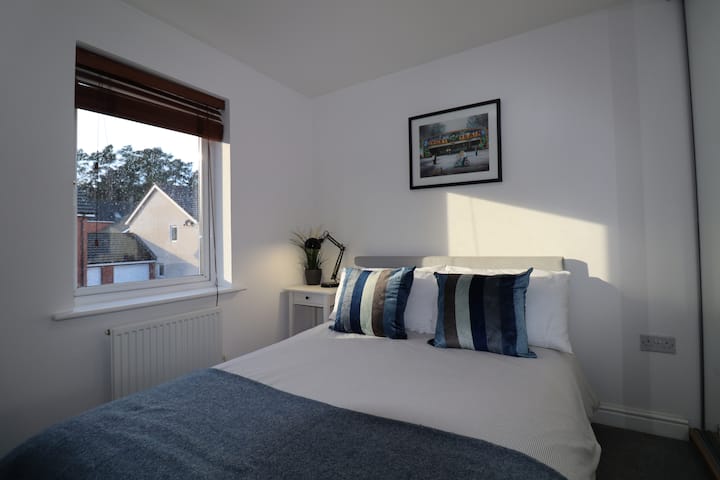 Bracknell - Stylish - Three Bedroom (Three Bathroo - Bracknell