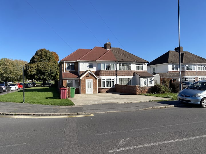 Burnham / Slough Spacious Six Bedroom House - Maidenhead