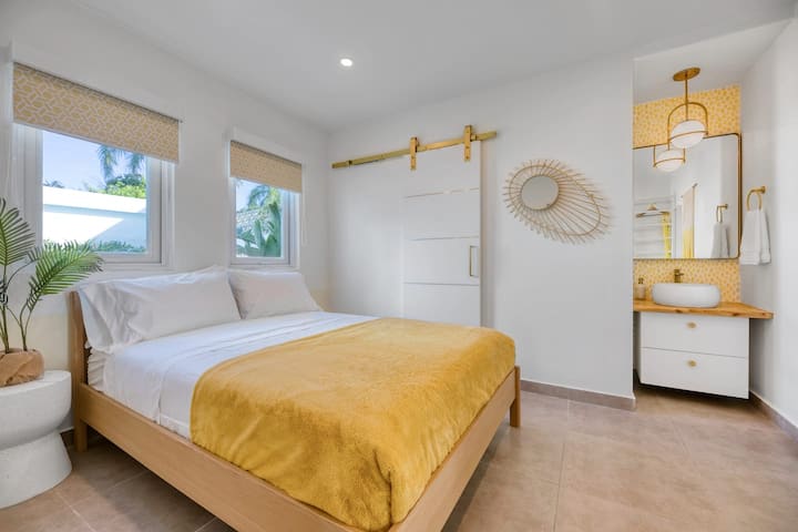 Pineapple Suite 1br | Pool + Sundeck | Ocean Park - San Juan
