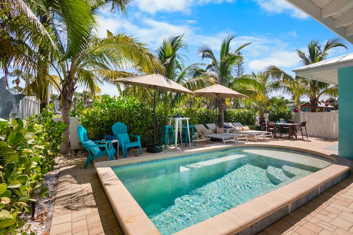 Laid-back Island Home With Pool! Walk To Beach - Holmes Beach, FL