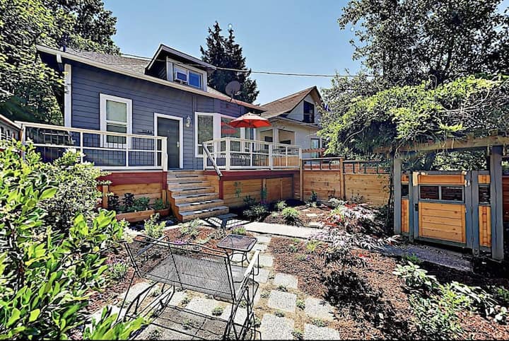 Hip & Fresh In Fab Locale, Parking, Lush Oasis! - Seattle, WA