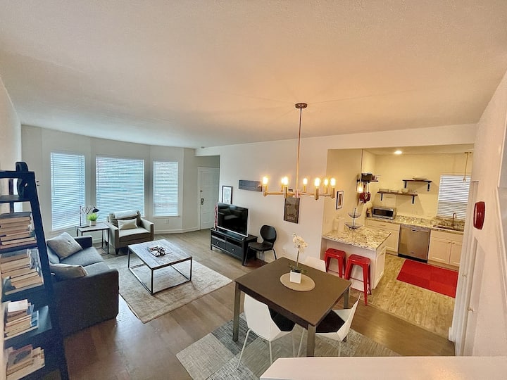 Capitol Hill K/q Home + Parking | Stadium Access - Seattle, WA