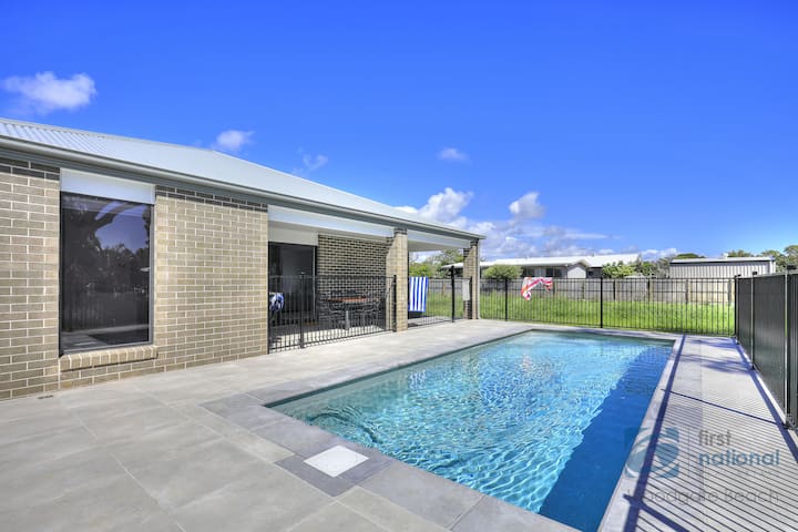 Entertainer By The Beach - Woodgate