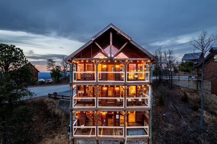 Dog Friendly Cabin, Hot Tub, 10 Mins To Dollywood - Pigeon Forge, TN