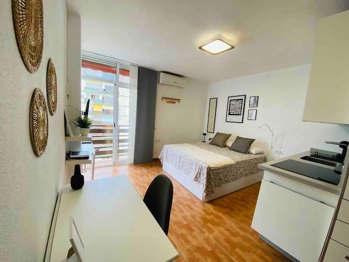 Beachside Studio, Pool, Vacation & Remote Work - Benalmádena
