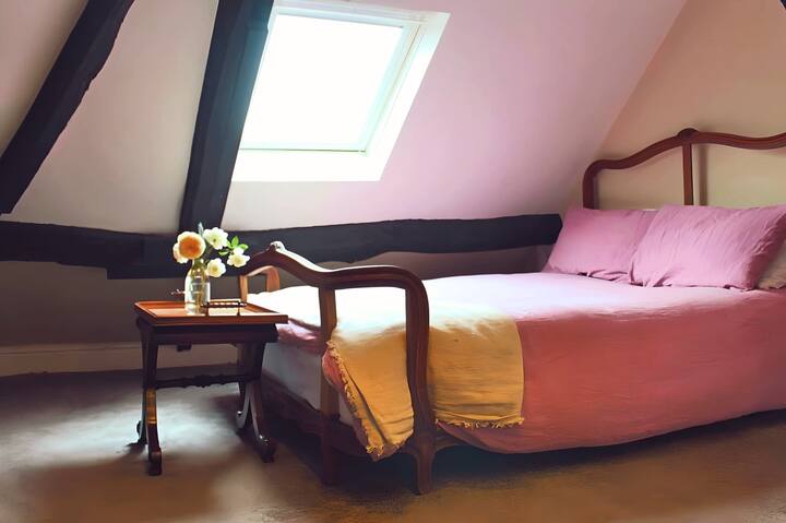 Sunny Attic Suite: Clawfoot Bath & Cotswolds Views - Moreton-in-Marsh