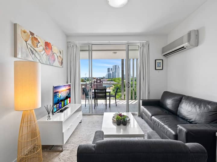 Artsy Destination! Compact & Cosy 2 Br Apart @ Val - Balmoral