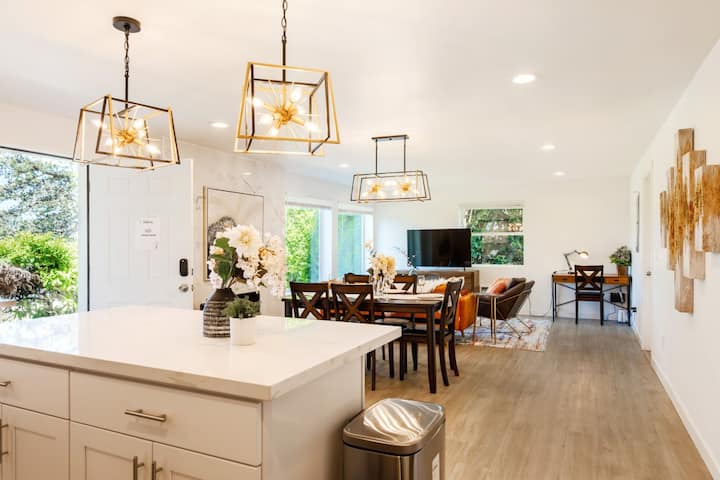 3b2b Lower Unit W/ Gorgeous Green Lake View - Seattle, WA