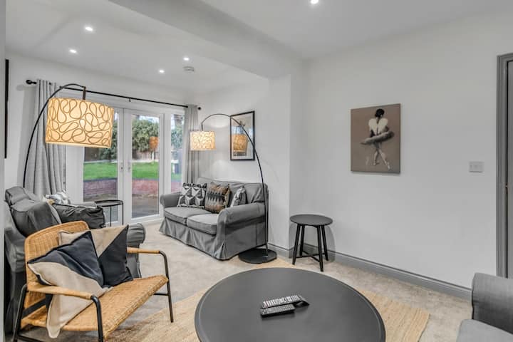 Seven Space | Large 7 Bed House | Uea Hospital - Norwich