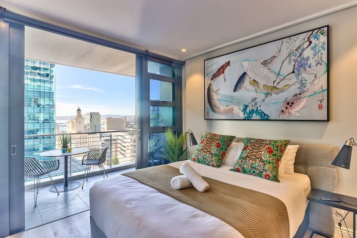Sea & Harbour Views With Large Balcony & Pool Deck - Claremont, Cape Town, South Africa