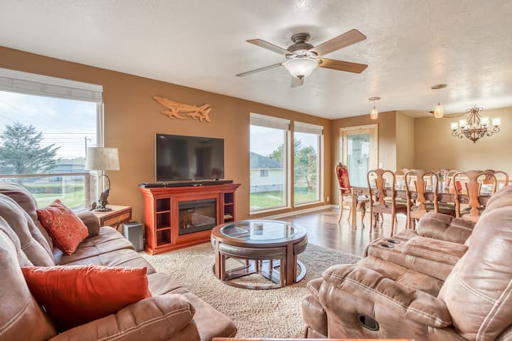 Home On Canal, River Views, Firepit, Private Dock - Pacific City, OR