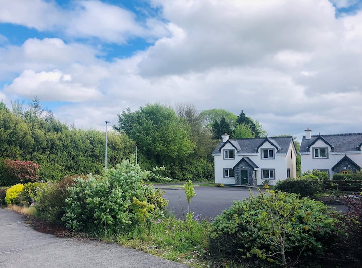 Modern Bright Detached Home Just A Short Stroll Fr - Kenmare