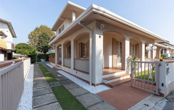 Gorgeous Home In Viareggio With Kitchen - Viareggio