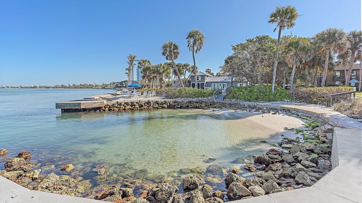 Hidden Gem With Private Beach, Walk To Siesta Key - Siesta Key, FL
