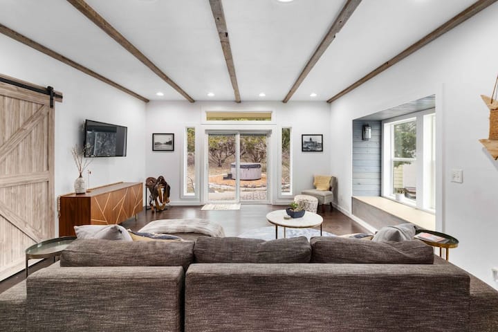 Cozy Craftsman: Hot Tub, King Bed & Fast Wi-fi - Dripping Springs, TX