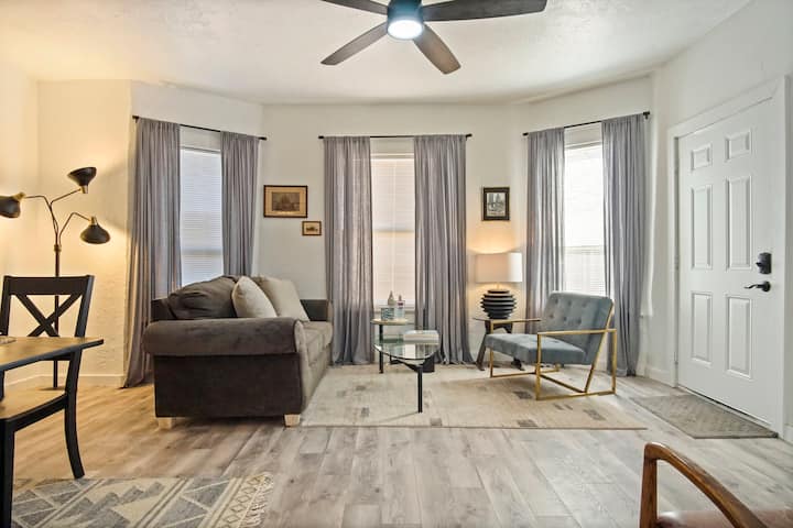 Cozy Plaza Hideaway | Queen Bed | Fast Wifi N40 - The Village, OK