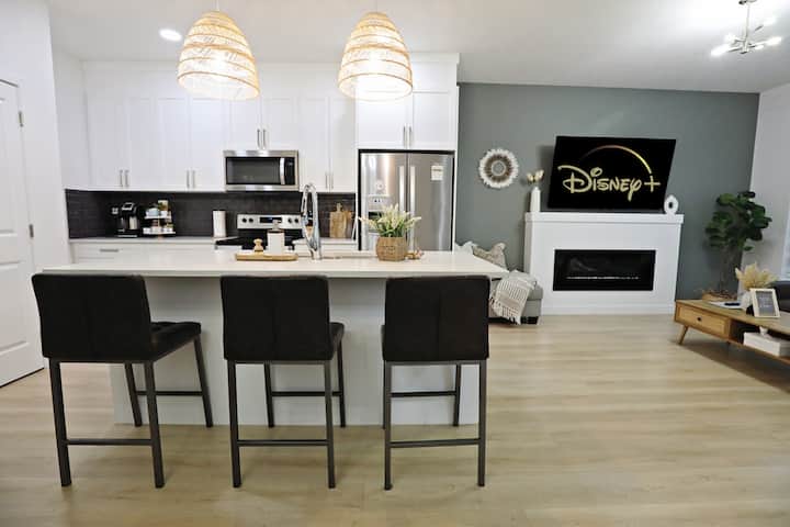 Chic Modern Home|king Bed|fireplace|disney+ - Edmonton, Canada