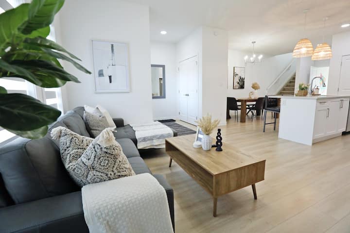 Chic Modern Home|king Bed|fireplace|disney+ - Edmonton