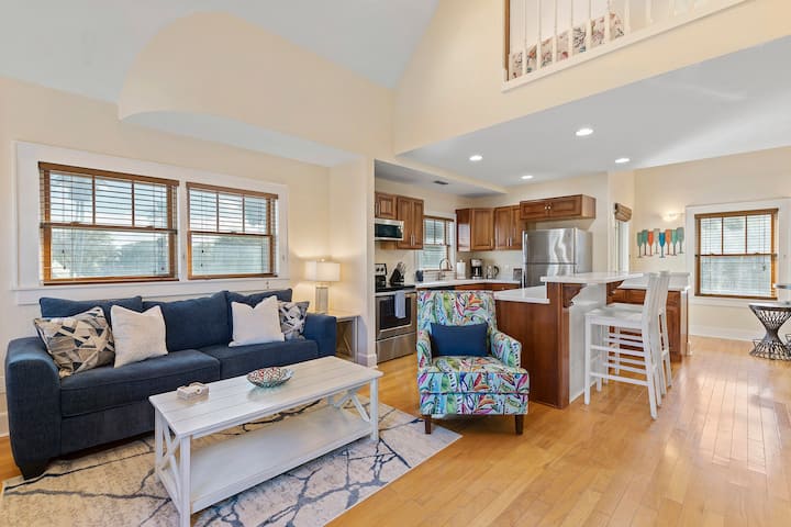 Inviting Lofted Cottage Near Flagler Ave - New Smyrna Beach, FL
